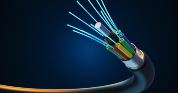 fibra-optica-telecom-conexao-infraestrutura-freepik-600x315w.jpg